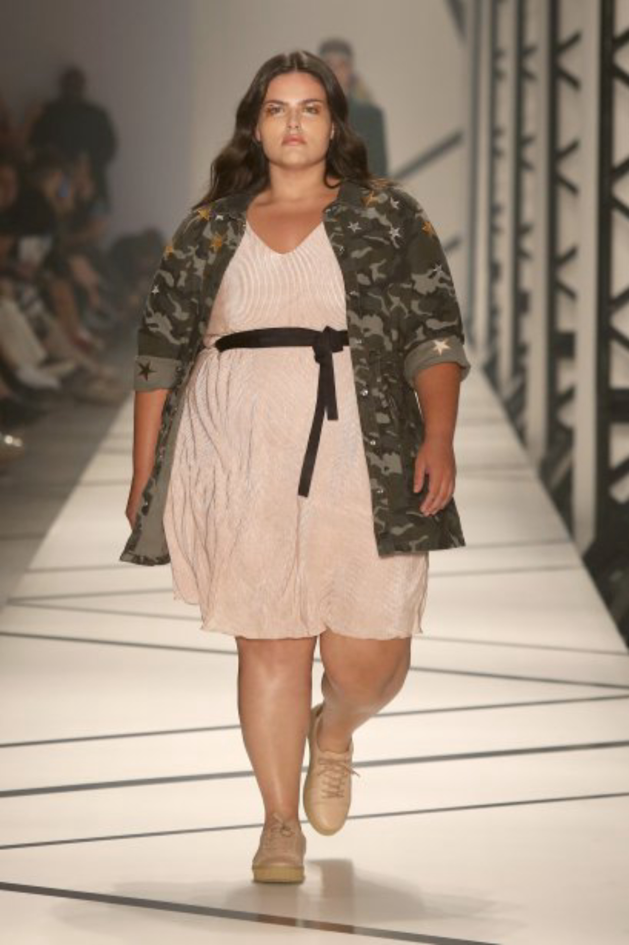 Renner apresenta desfile da coleção com modelos de todos os tipos